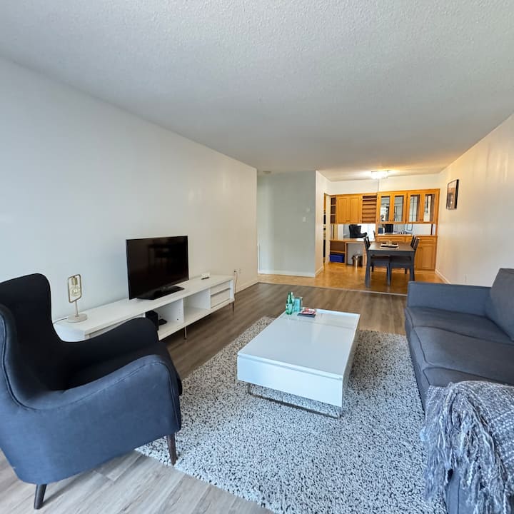 Ground Floor King Bedroom In Vancouver Across Vgh - Vancouver