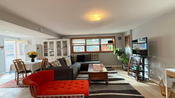 Private Flat With Bedroom, Bath And Kitchenette - Evanston, IL