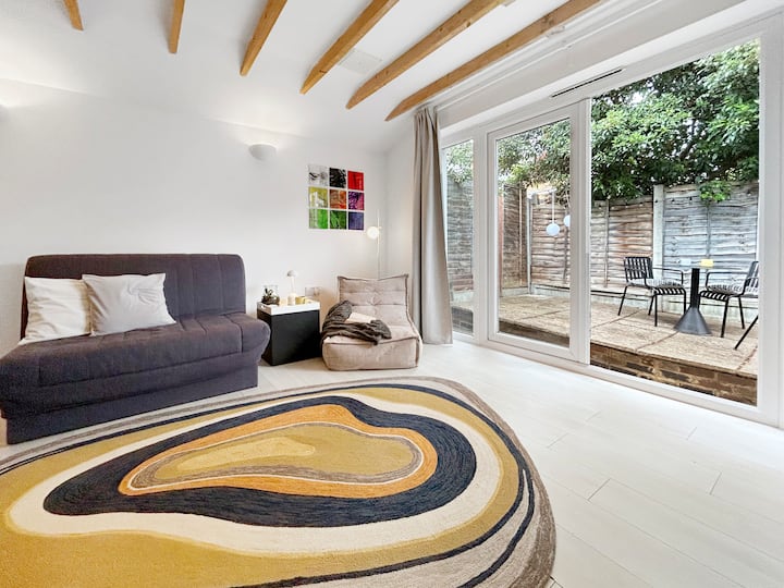 Modern Self Contained Tiny Home With Patio - London