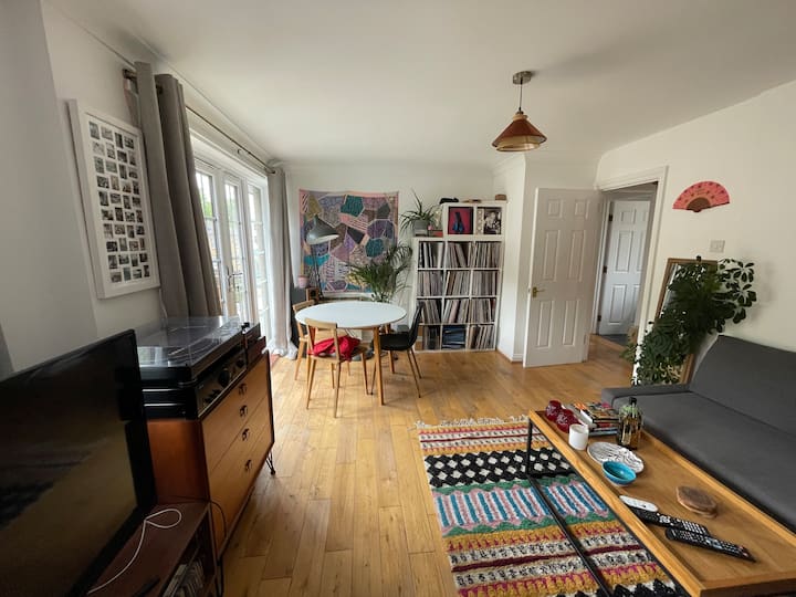 Modern Apartment On Victoria Park W/ Balcony - Hackney - London