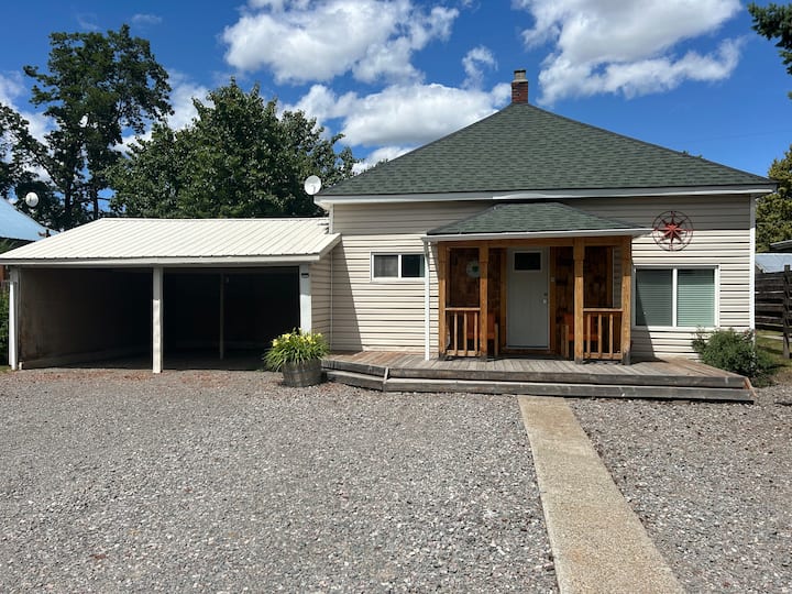 Tex And Nana’s Charming 1900’s Pet Friendly House - La Grande, OR