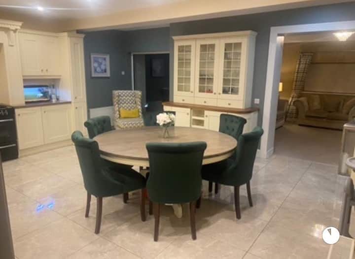 Large Family Room Minutes To Cork City Centre. - Cork