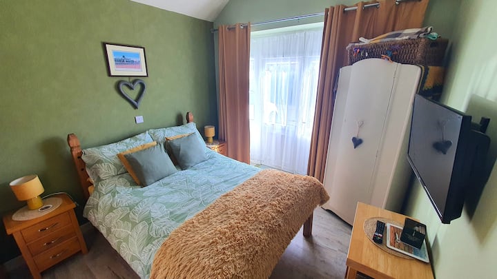 Snug Accommodation Next To A Working Steam Railway - Isle of Wight