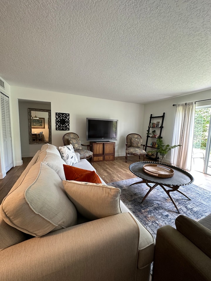 Special: On A Whim!
2 Bedroom Condo W/2queen Beds - Melbourne