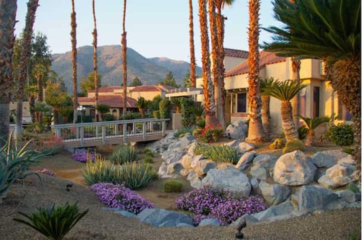 Fun In The Desert: Oasis Resort Condo: Sleeps 6 - Palm Springs, CA