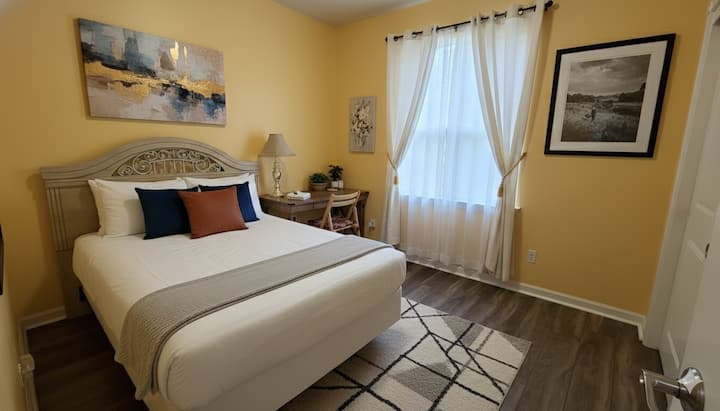 Private Room & Bath | Ideal For Travel Nurses - Hollister, CA