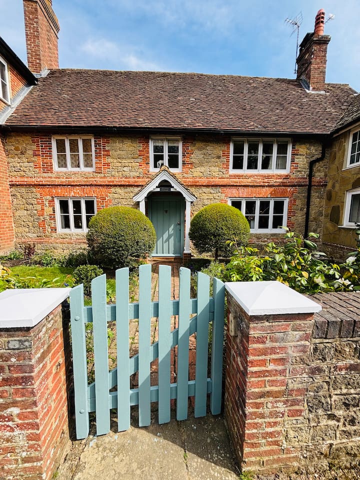 Gorgeous Large Country Cottage In Village Setting - Midhurst