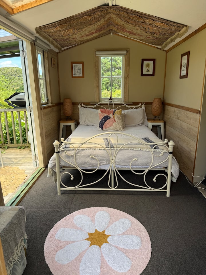 Self-contained Rural Hideaway - Lower Hutt