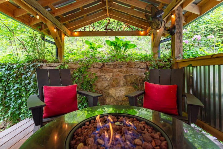Petite Retreat | Romantic, Hot Tub + Pet Friendly! - Asheville, NC