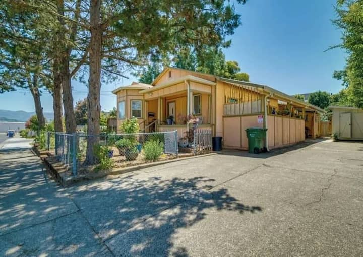 Stylish Retreat Near Downtown & Hospital - Ukiah, CA