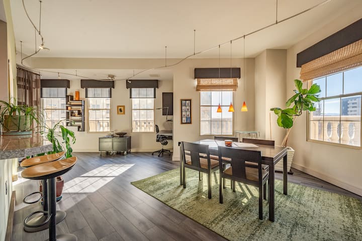 Stunning City + Mtn View Condo, King Bed, Patio - Elitch Gardens, Denver