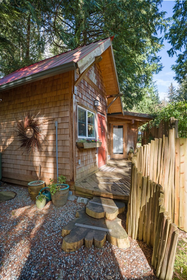 Cedar Grove Cottage - Roberts Creek