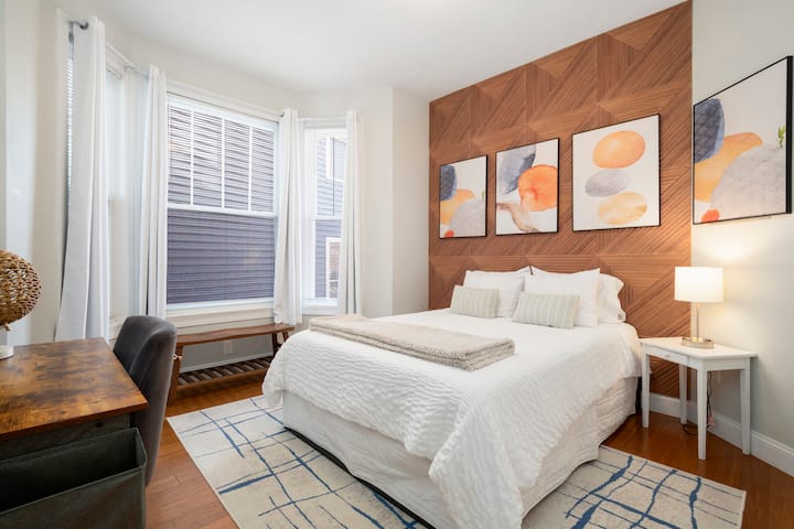 Jennifer’s Chic 2nd Floor Apt Private Deck W/views - Providence, RI