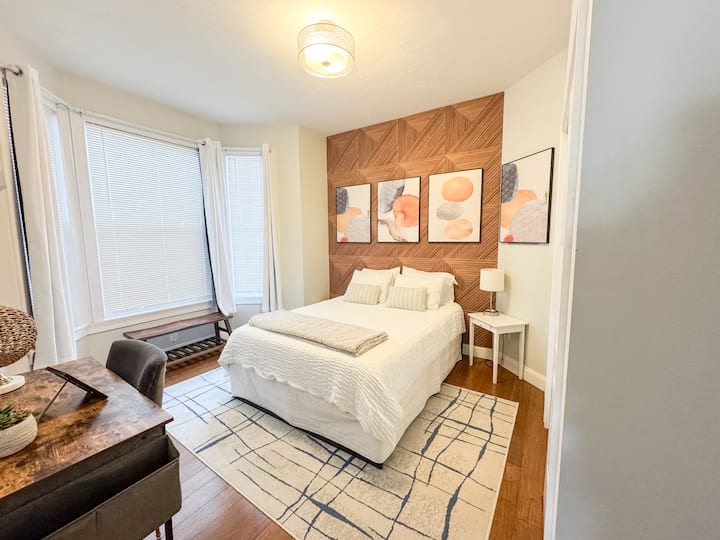 Jennifer’s Chic 2nd Floor Apt Private Deck W/views - Providence, RI