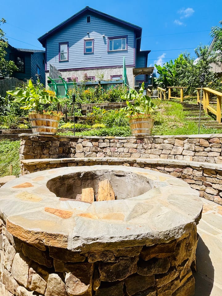 Luxe Downtown Oasis: Hot Tub, Gardens & Fire Pit - Asheville, NC