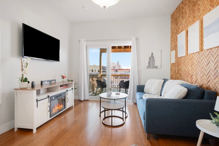 Jennifer’s Chic Downtown City Views Private Deck - Cranston, RI