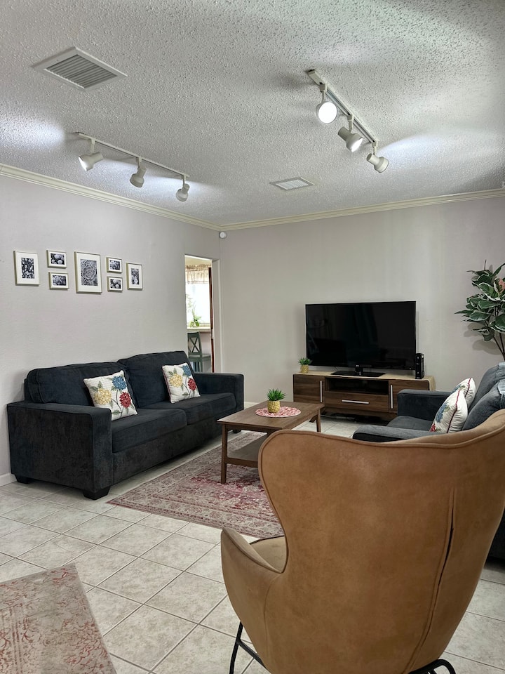 The Green House -
Clean, Comfortable And Cozy - エル・パソ, TX