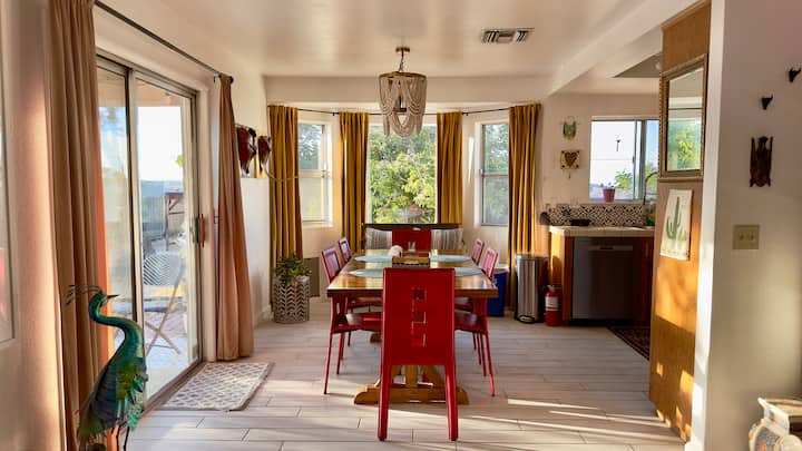 Casa Pueblo: 5 Min To Park, Hot Tub, Art, Private - California