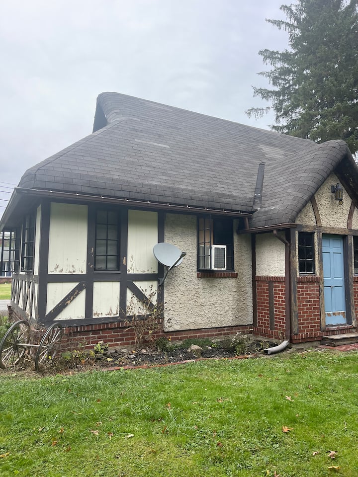Tudor Cottage With Charm - Jamestown, NY