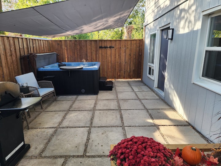 Romantic Retreat With A Private Hot Tub - Belleville