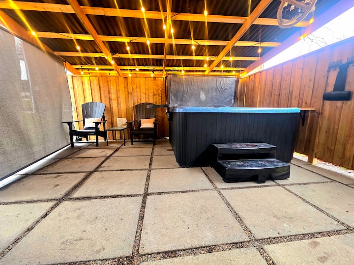 Romantic Hideaway With A Private Hot Tub - Belleville