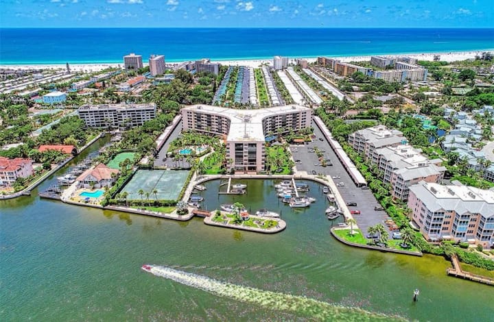 Siesta Key-on Water-clay Courts, & Dolphins Daily! - Siesta Key, FL