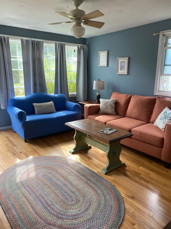 Quaint House In South County Near Beach - Charlestown, RI