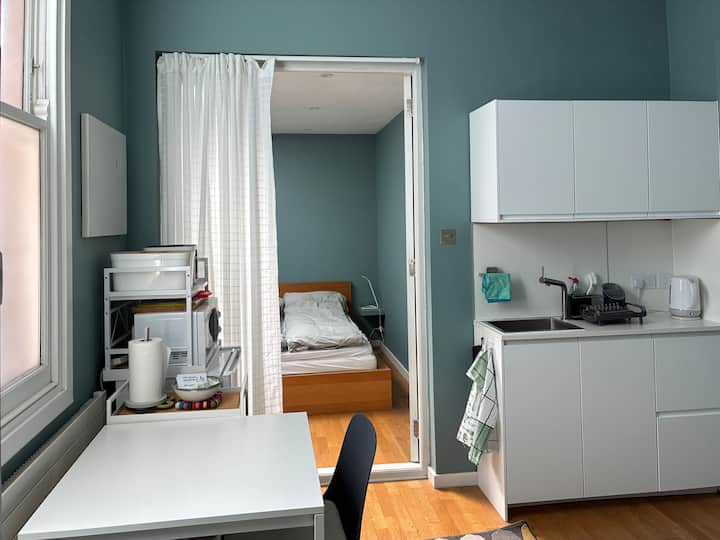 Modern Studio Flat In Willesden Green - London