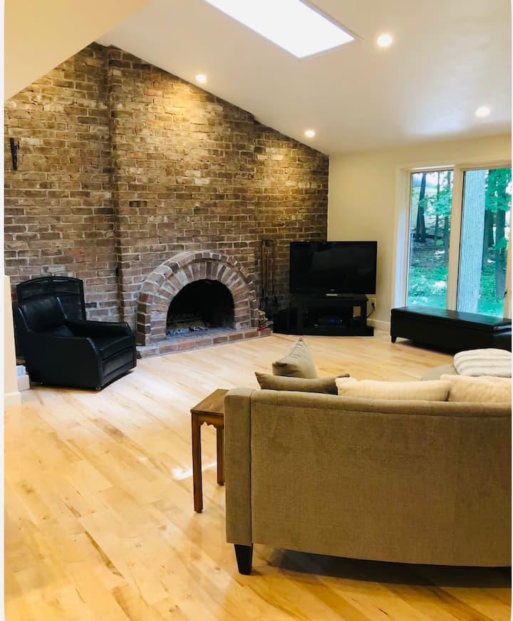 Appleton Wooded Oasis - Hot Tub-6 Star Hospitality - Greenville, WI