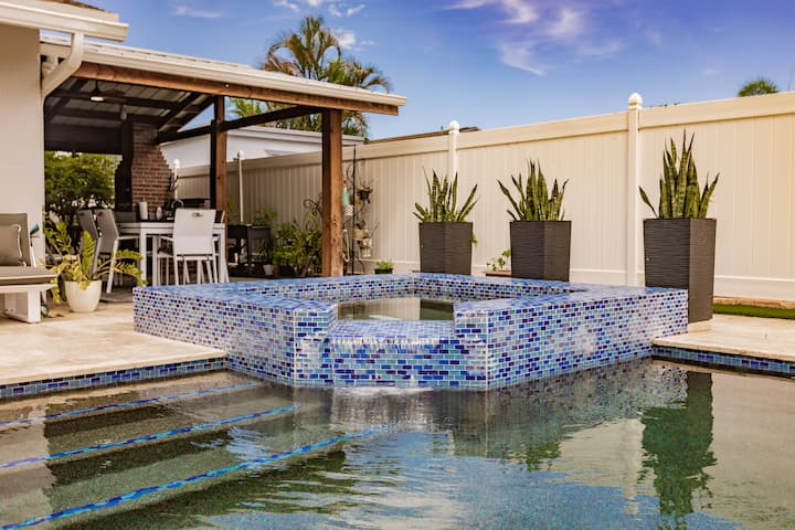 Aqualuxe - Luxury Pool Home - Sleeps 9 - Deerfield Beach, FL