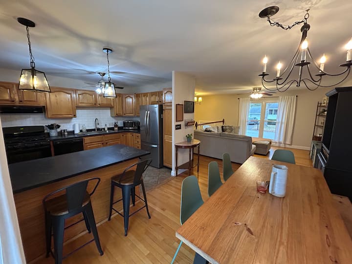 Spacious Home Away From Home - Champaign, IL