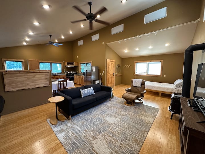 Adorable Guest House With Hot Tub. - DANCIN Vineyards, Medford