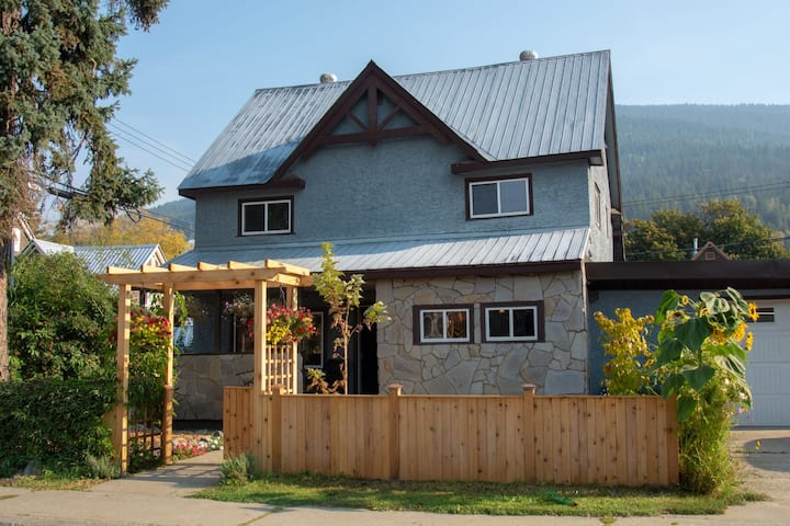 Great White Buffalo Lodge - Downtown Revelstoke - Revelstoke