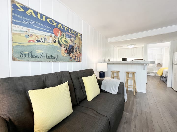 At Ease: Downtown Suite, Balcony, Fire Pit - ホランド, MI