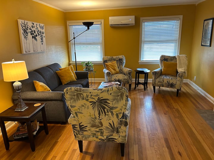 #3 Secret, Cozy, Apartment Close To T.u. Upstairs. - Tulsa, OK