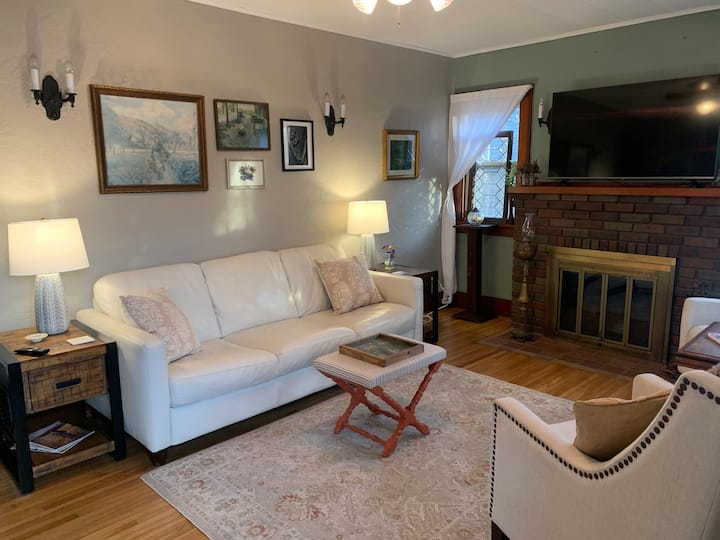 Manchester Iowa Bungalow - Backbone State Park, Dundee