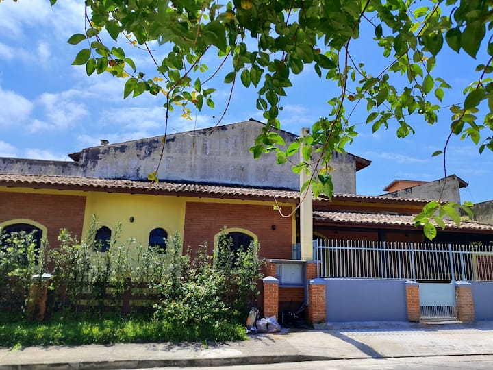 Casa 03 Dormitórios A 100 M Da Praia. - Caraguatatuba