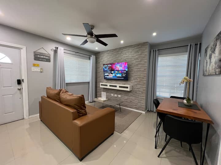 Modern, Secure, 1br Apt In Half Way Tree- Kingston - Kingston