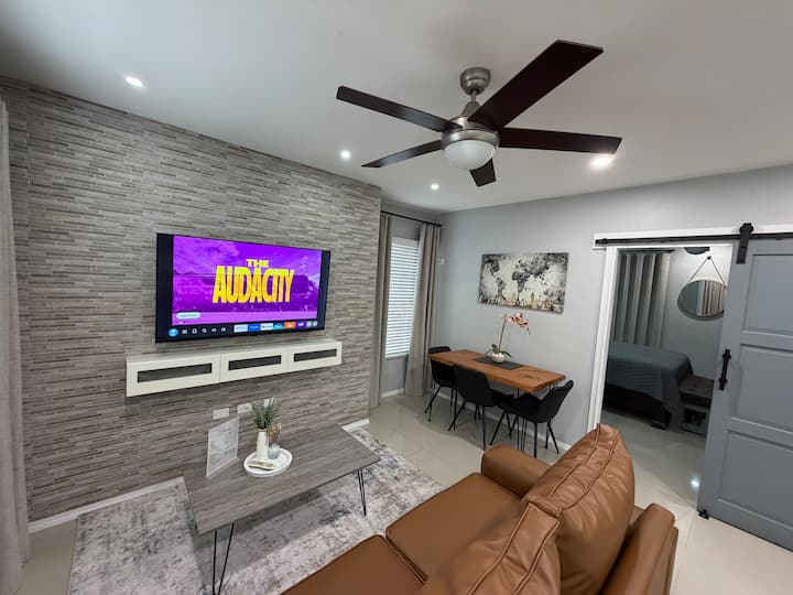 Modern, Secure, 1br Apt In Half Way Tree- Kingston - Kingston