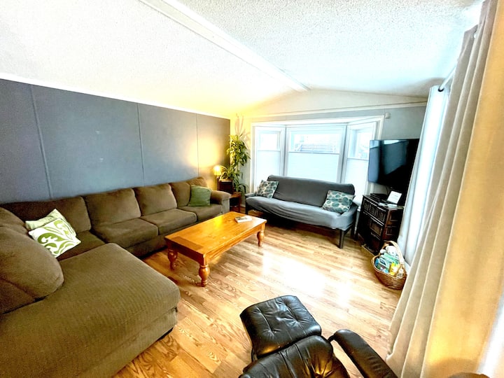 Cozy Home - 3 Beds, Full Bath - Hinton, AB, Canada