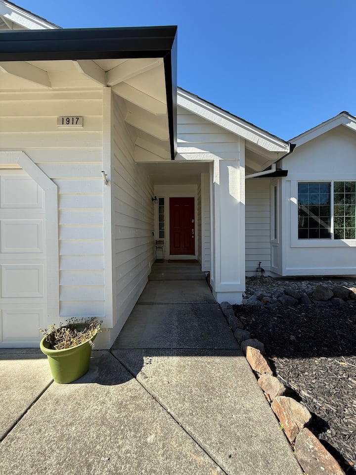 Pup Friendly Get Away To Wine Country- 3 Bdrm Home - Santa Rosa, CA