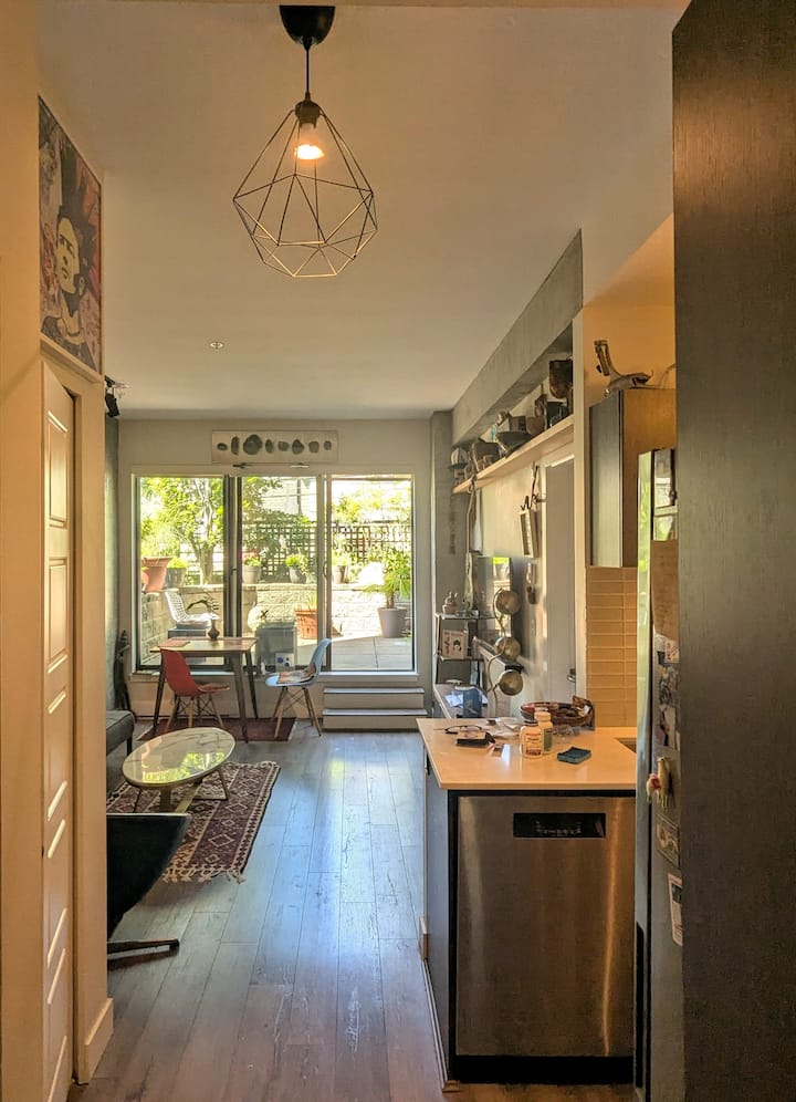 Great Modern Condo Next To The Drive - Vancouver