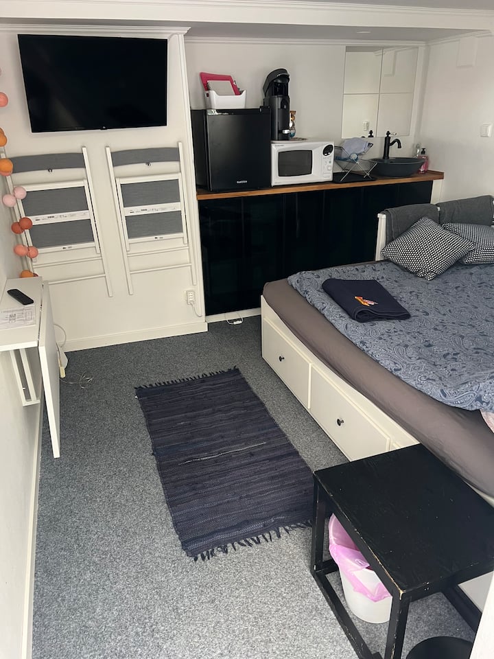 Cozy Room, Ten Minutes Walk To The Subway - Stockholm