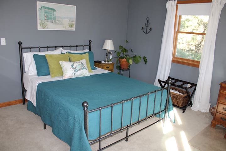 Largest & Brightest Queen Room – 2nd Floor - Wareham, MA