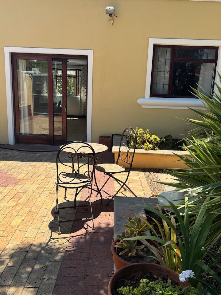 Large Holiday Garden Cottage Near Beach And Shops - Cape Town