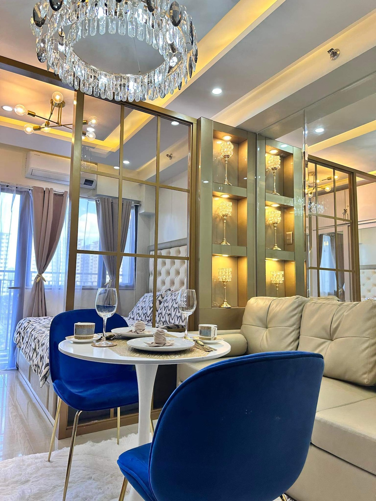 Deluxe Suite Razelle’s 2 @ Shore 2 Residences - Condominiums for Rent ...