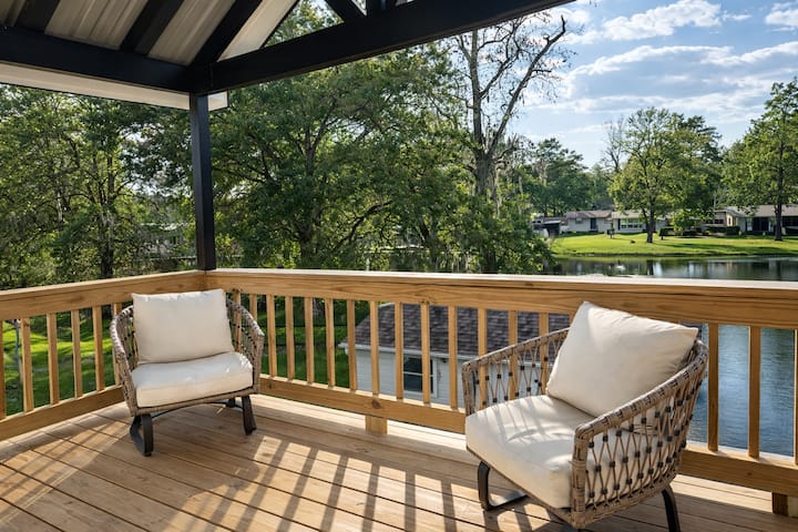 Modern Garage Loft W/ Balcony & Pond Views - Stagecoach, TX