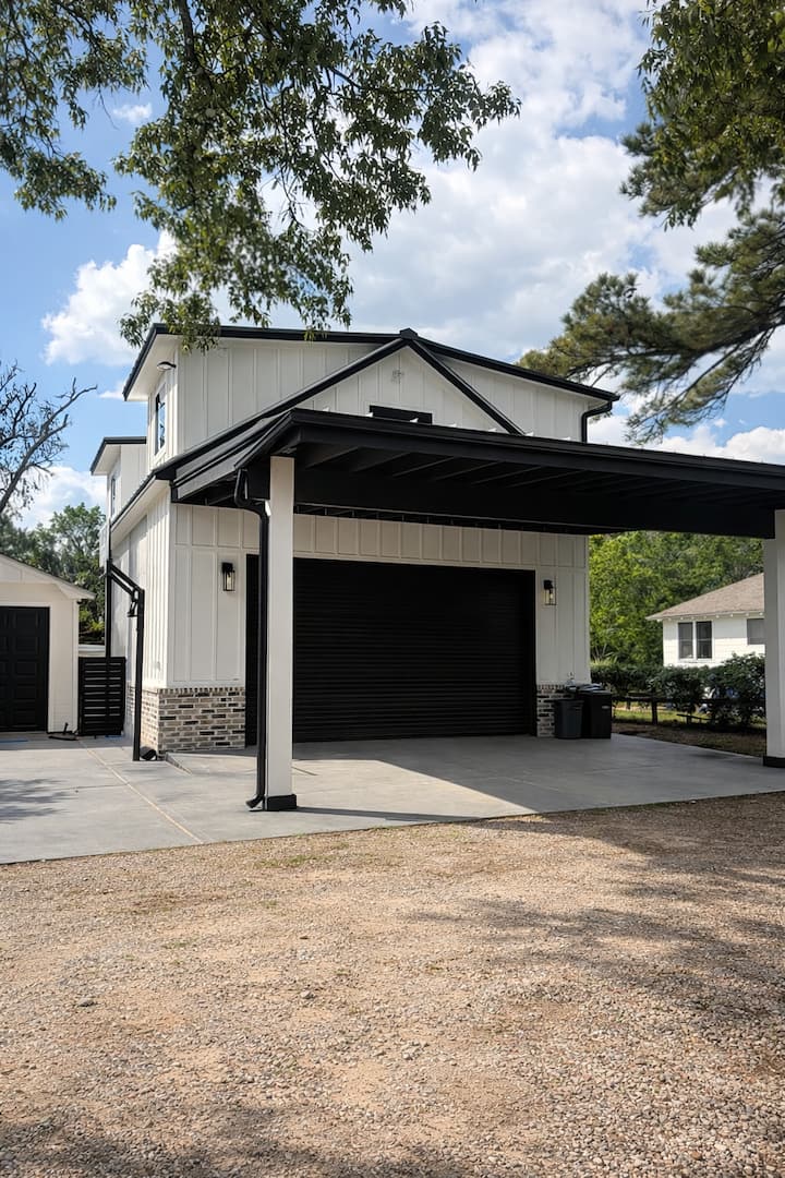 Modern Garage Loft W/ Balcony & Pond Views - Stagecoach, TX