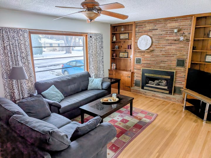 Two Bedroom Near Airport And Moa With Private Deck - Edina, MN