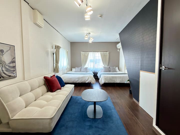 3 Min Walk Sta.(nankai Line)/namba 6 Min By Train - Japan